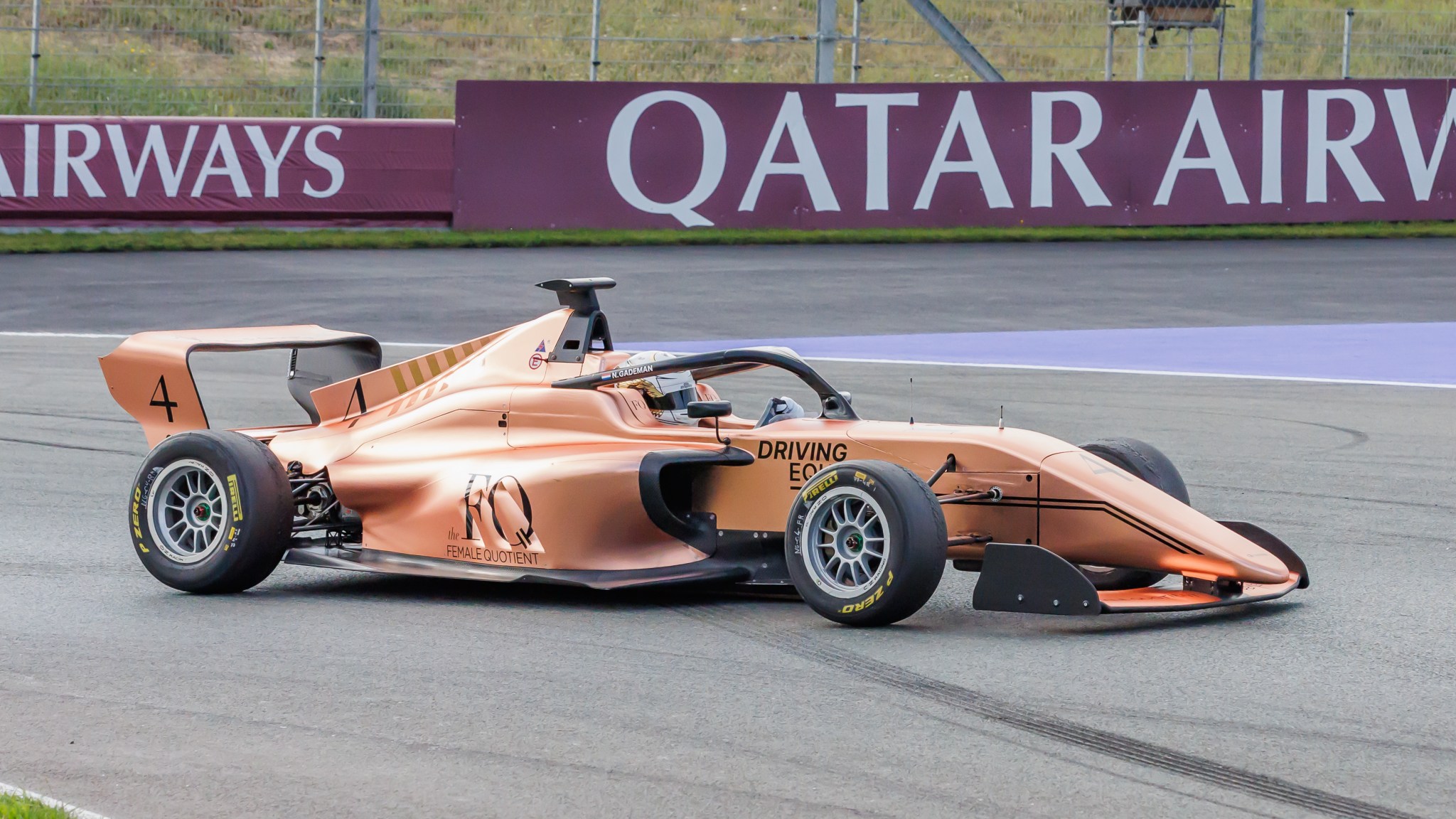 Nina Gademan, la piloto de la F1 Academy, llegó a Netflix luego de su ...